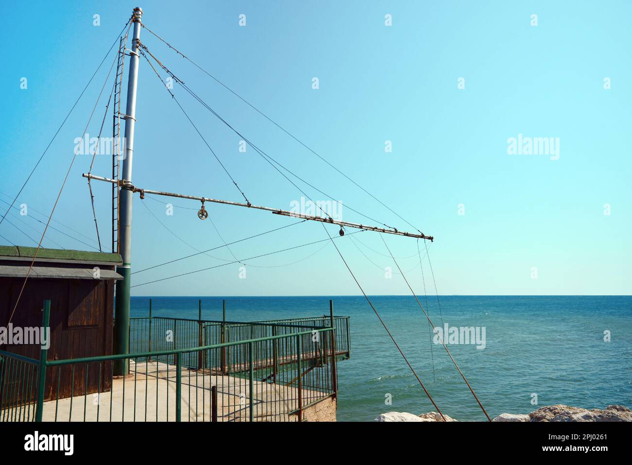 Shore operated stationary lift net on coast Stock Photo - Alamy