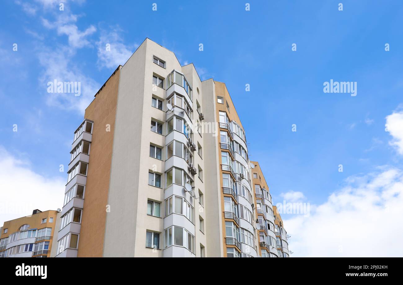 Multi storey apartment building hi-res stock photography and images - Alamy