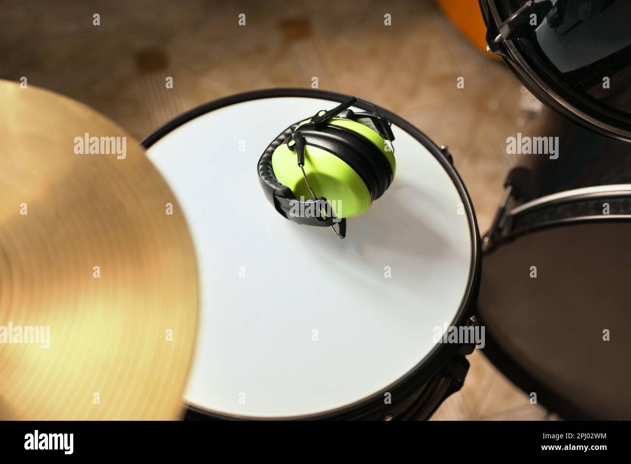 Modern cymbal hi-res stock photography and images - Alamy