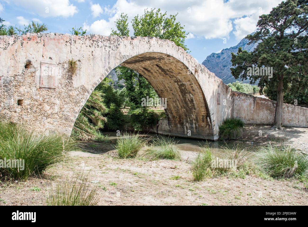 Venetian single arched bridge crete hi-res stock photography and images ...