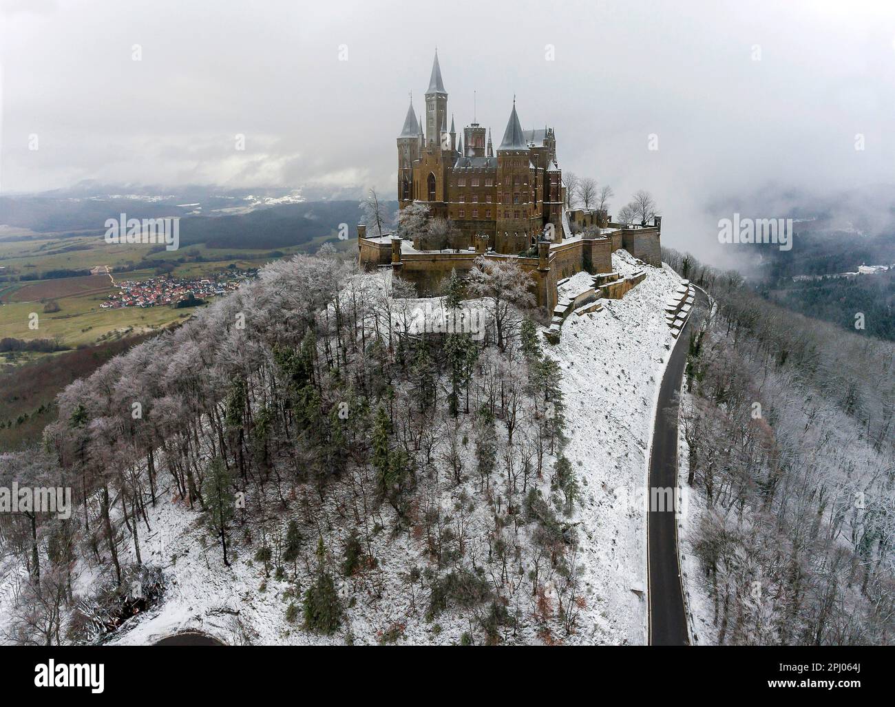 Hohenzollern Castle in fog, winter at the fairytale castle, Swabian Alb ...