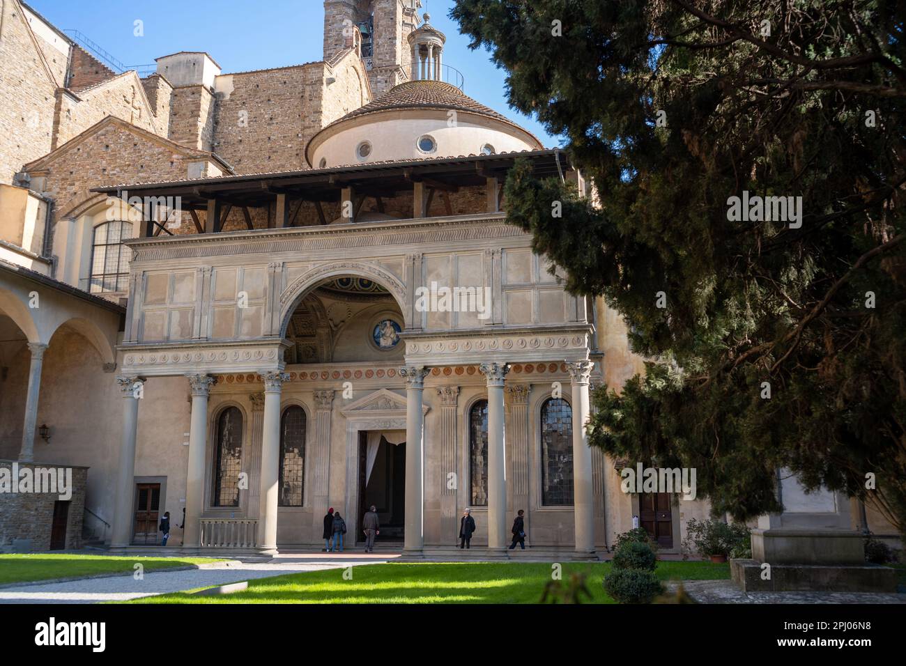 Pazzi Chapel by Brunelleschi at Santa Croce, Florence Stock Photo - Alamy
