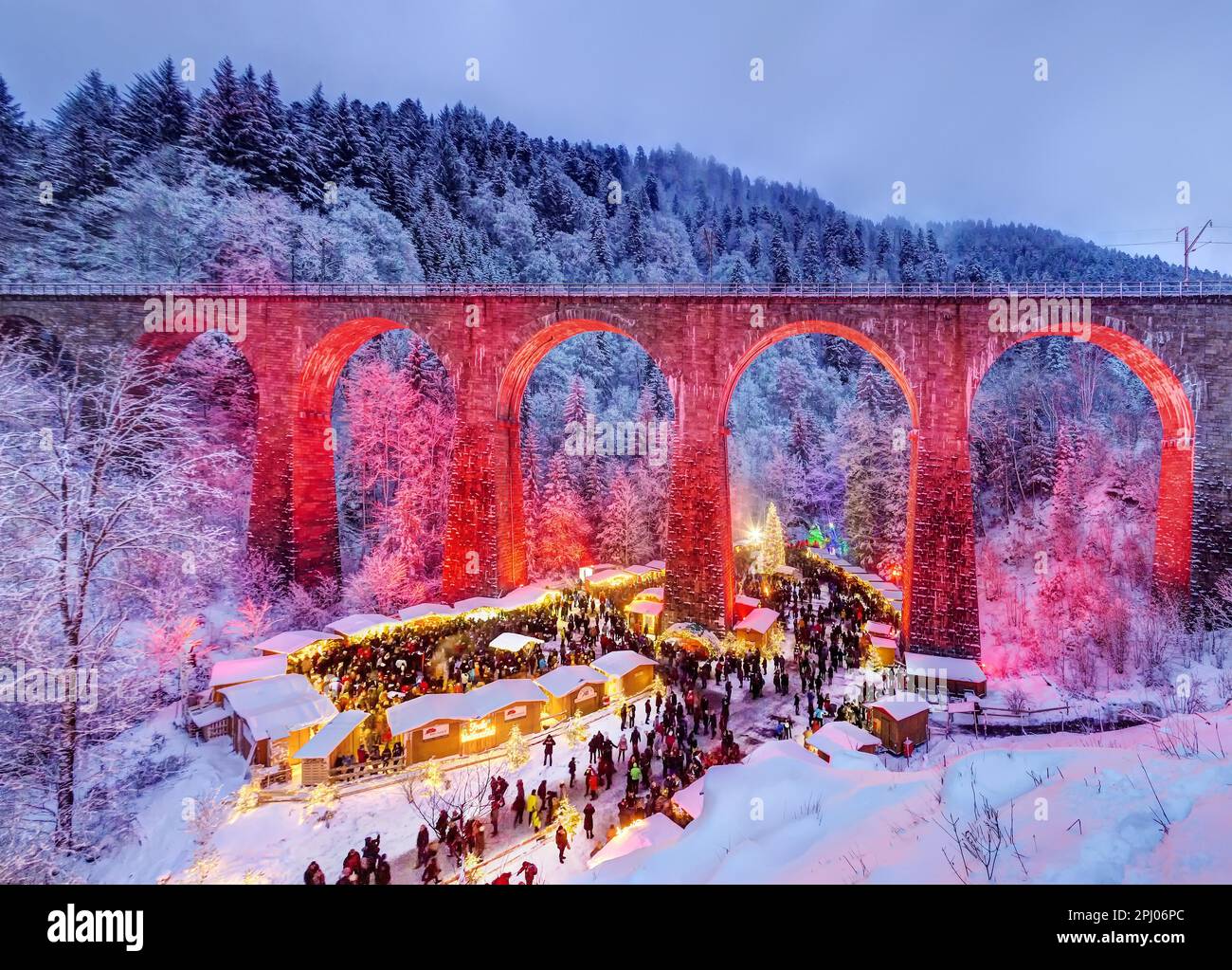Christmas market in the Ravenna Gorge in the snowy Black Forest, the ...