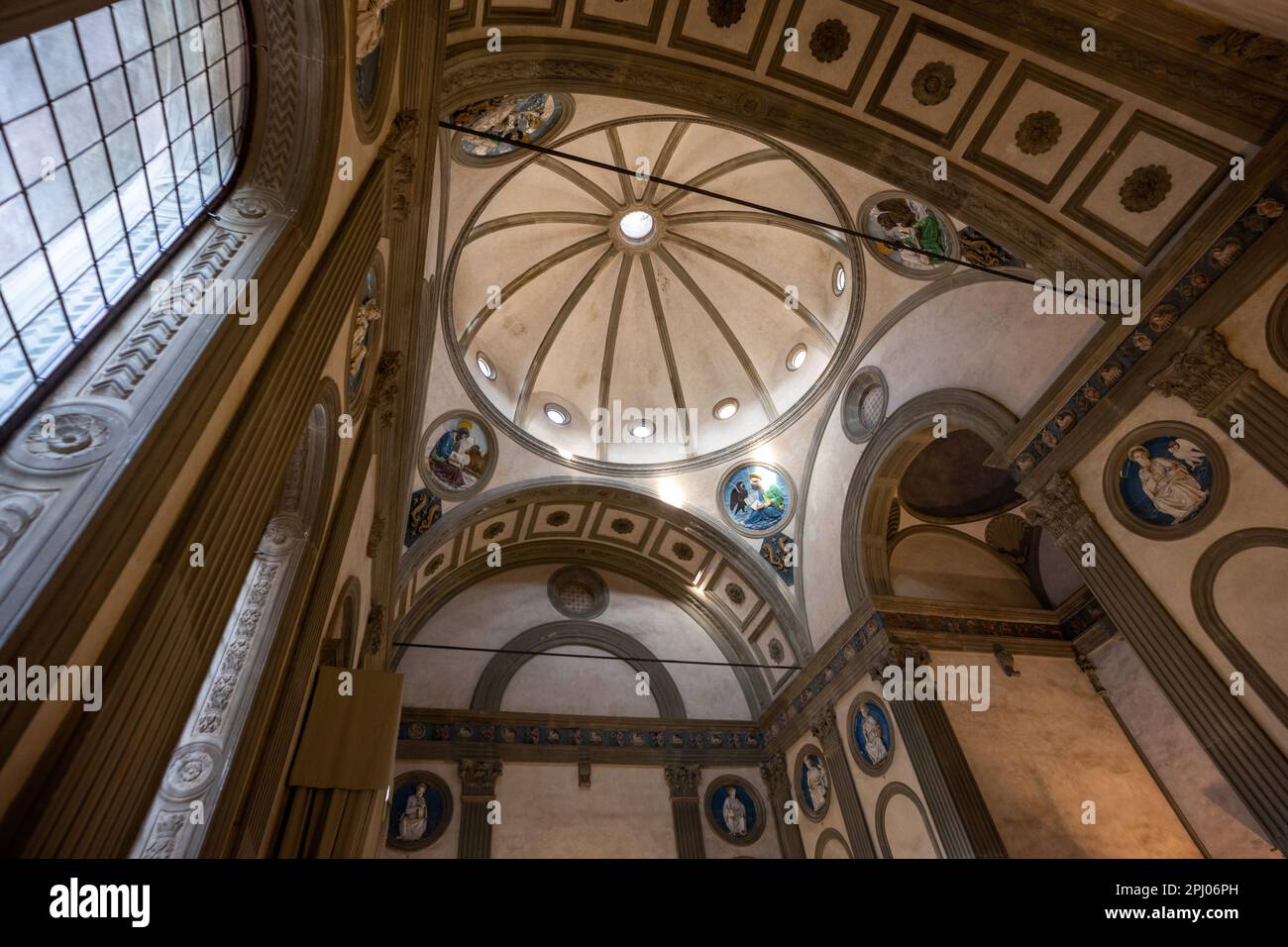 Pazzi Chapel by Brunelleschi at Santa Croce, Florence Stock Photo - Alamy