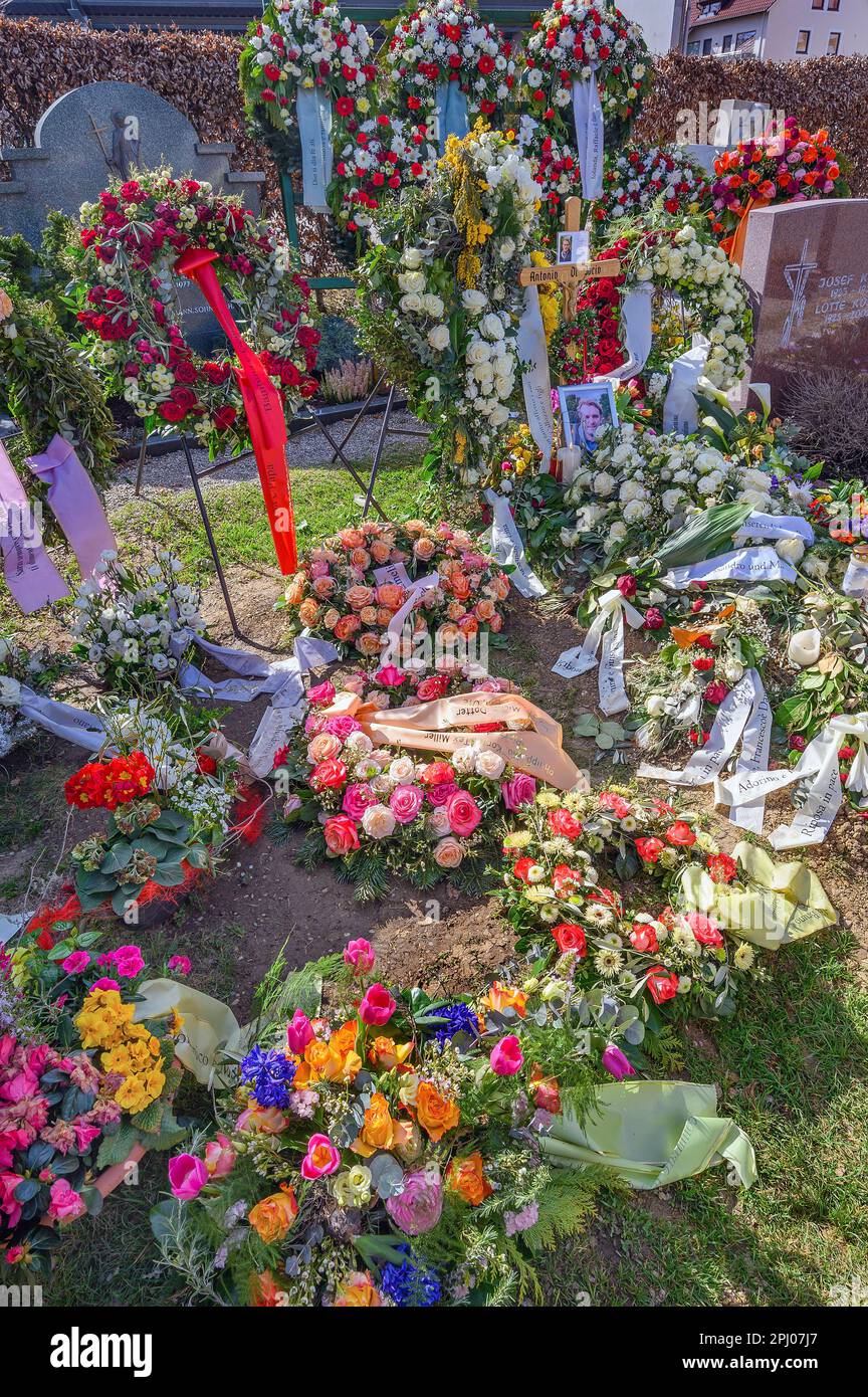 Fresh grave hi-res stock photography and images - Alamy