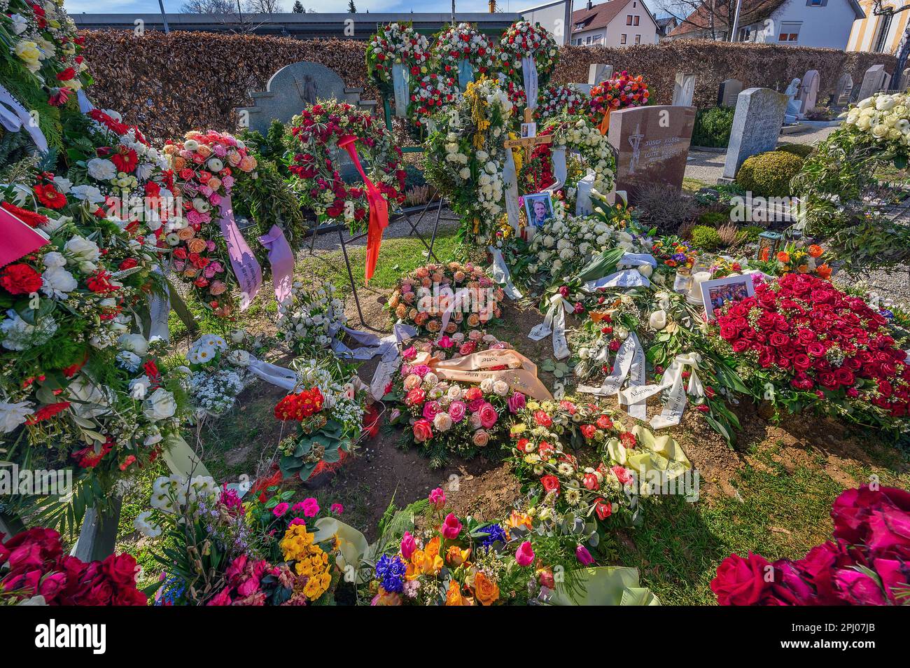 Fresh grave hi-res stock photography and images - Alamy
