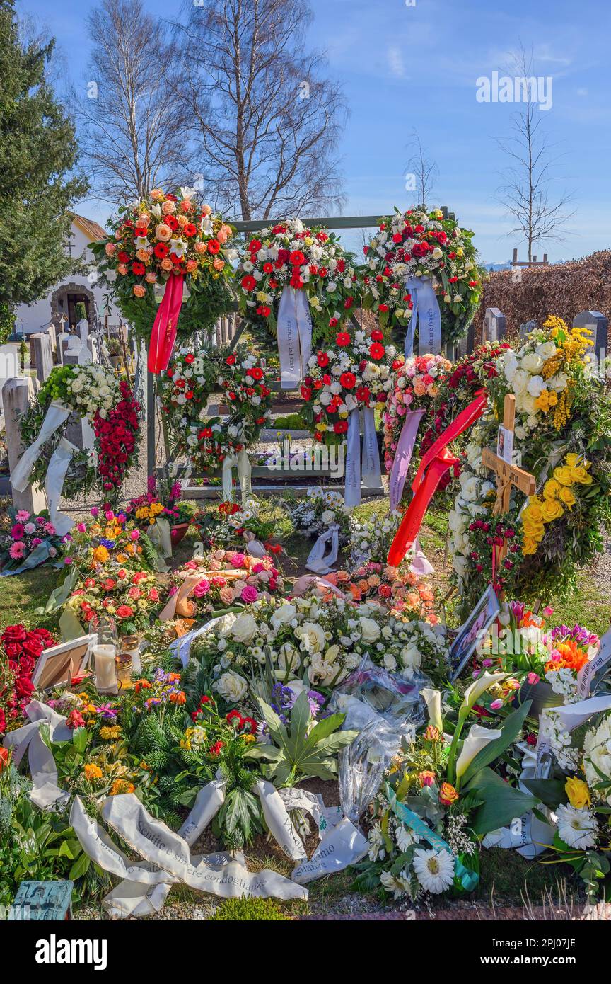 Fresh grave hi-res stock photography and images - Alamy
