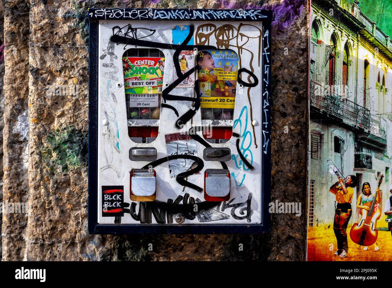 Vending machine advertising hi-res stock photography and images - Alamy