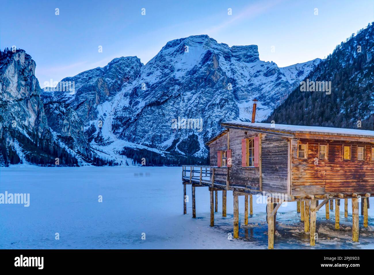 Lake Prags Lake, Lago di Lake Prags, frozen mountain lake in winter ...