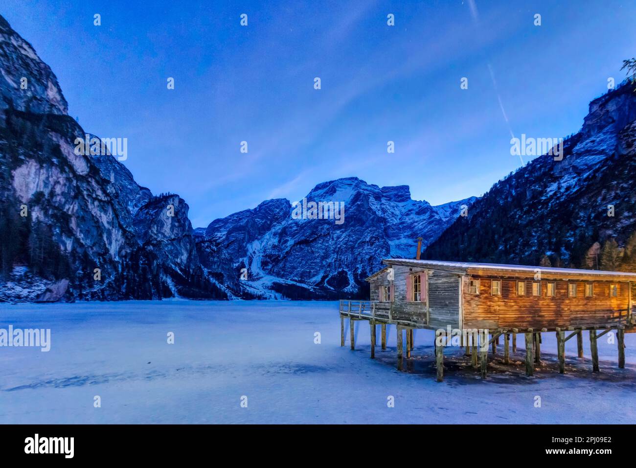 Lake Prags Lake, Lago di Lake Prags, frozen mountain lake in winter ...