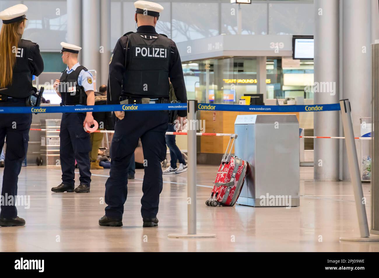 Unattended suitcase in the airport, police cordoned off the danger zone ...