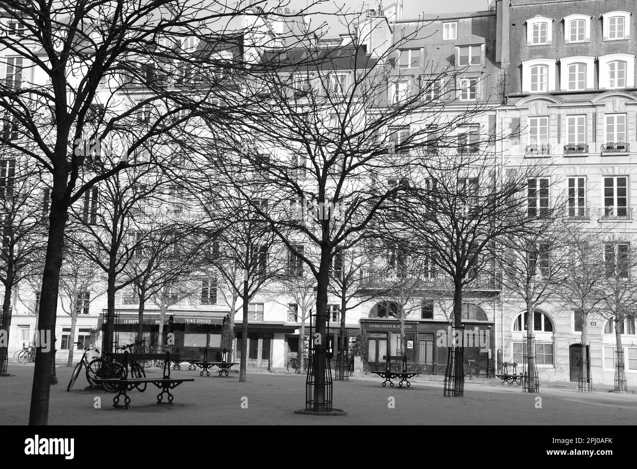 Parisienne life hi-res stock photography and images - Alamy