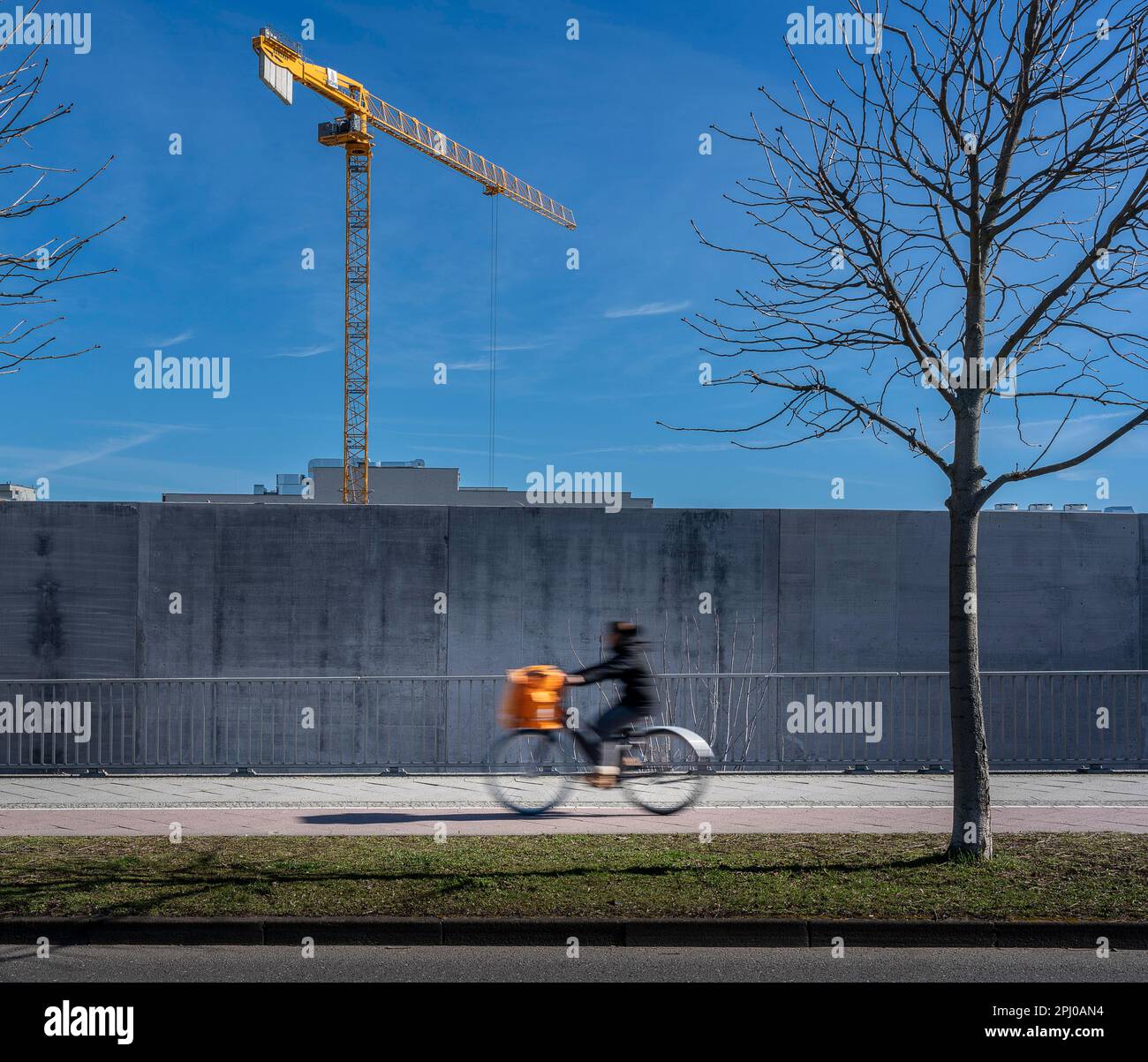 Construction crane behind a concrete wall, Friedrichshain, Berlin ...