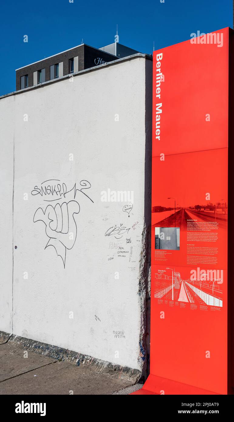Monument in red, Wall strip at the East Side Galery, Friedrichshain ...