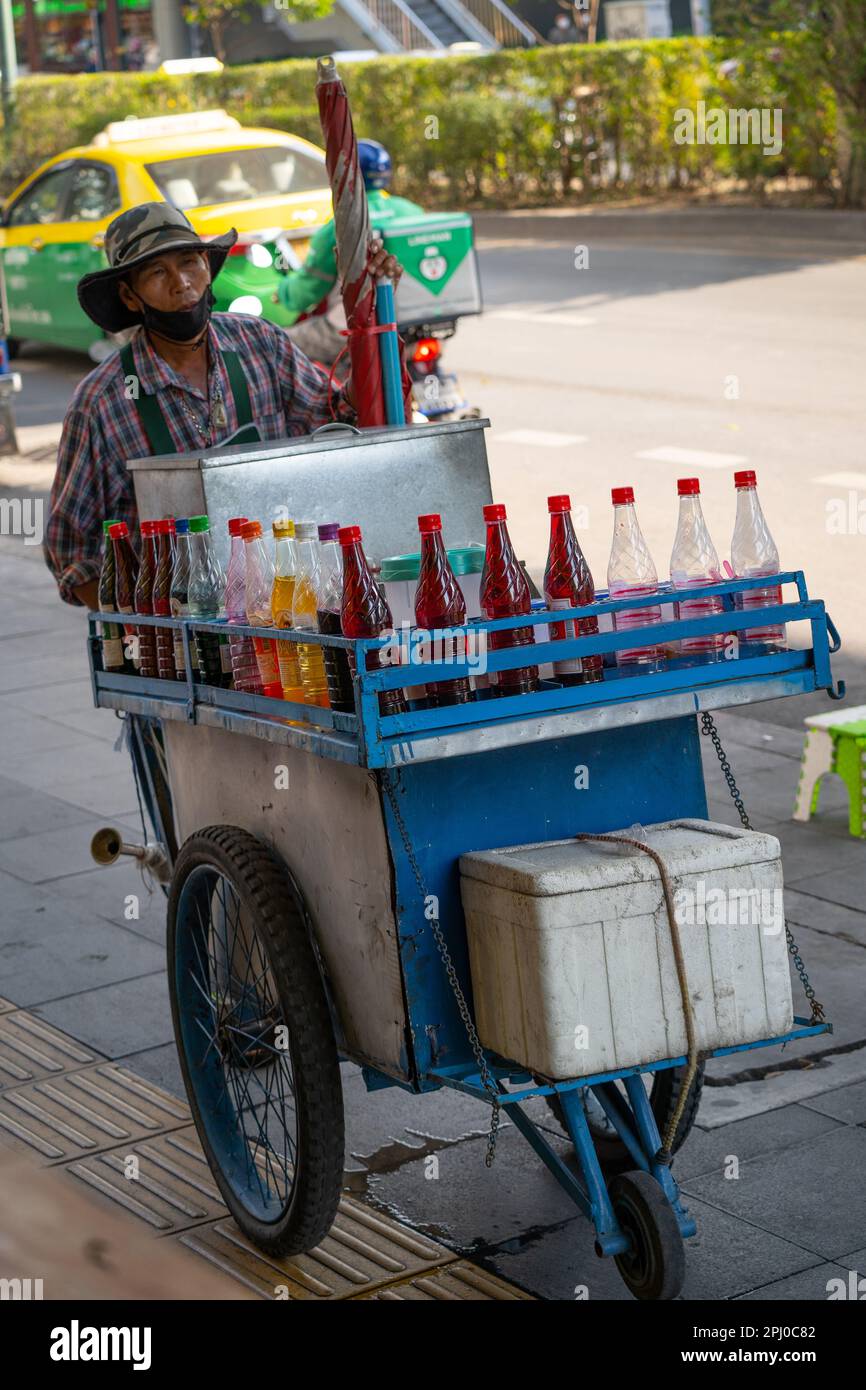 Street barrow traders on the streets of Sukhumvit, Bangkok, Thailand ...