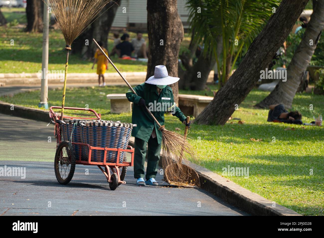 Bangkok street cleaner hi-res stock photography and images - Alamy
