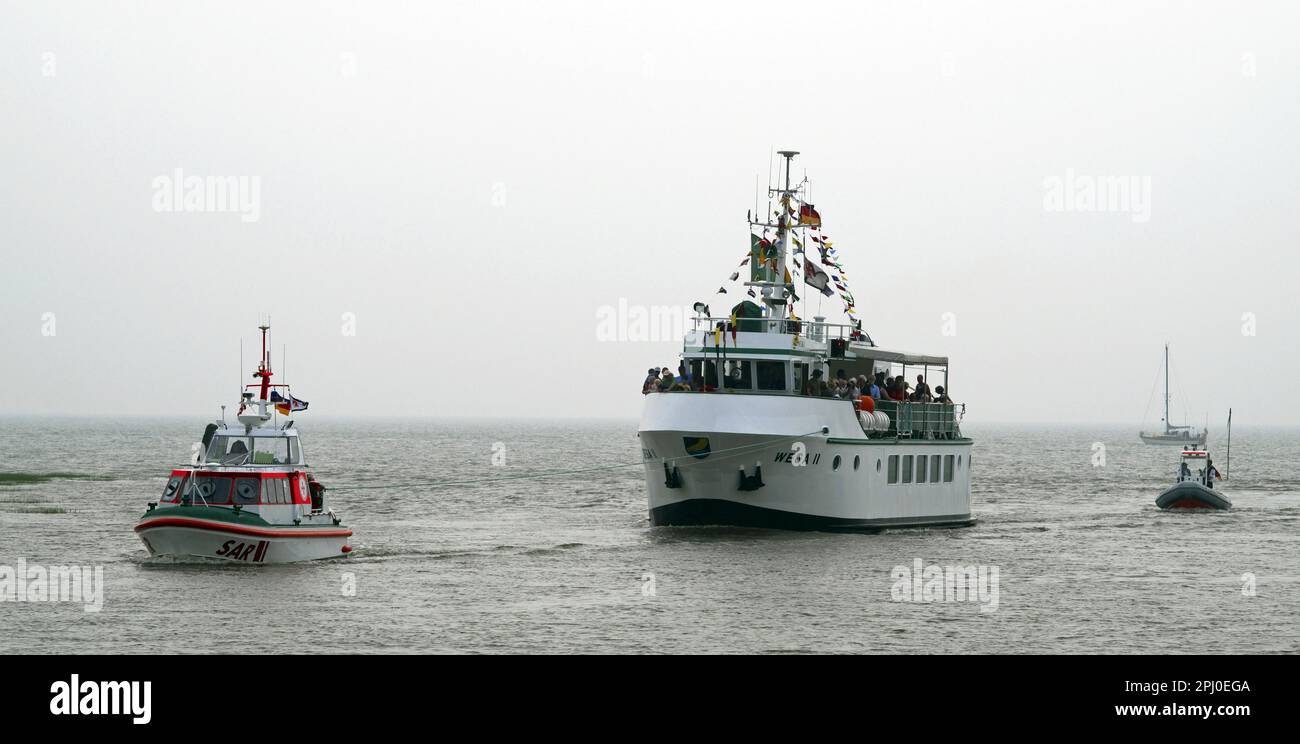 Lifeboat Herman Onken of the DGzRS and passenger ship Wege zwei enter ...
