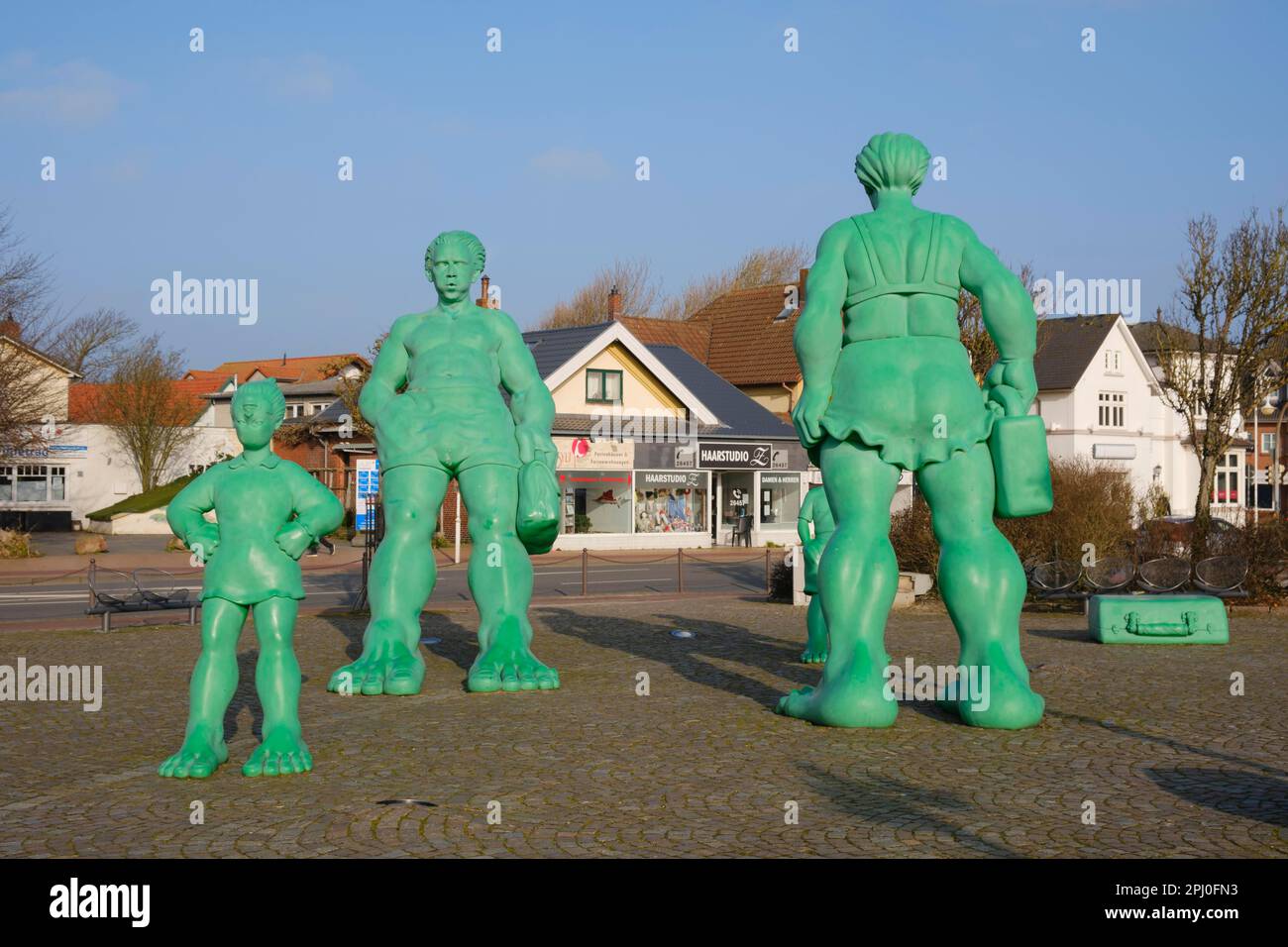 Travelling Giants Family in the Wind, sculpture by Martin Wolke ...