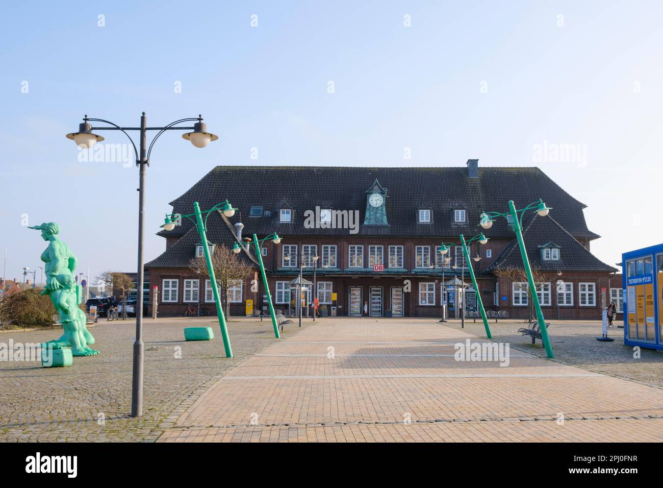 Travelling Giants Family in the Wind, sculpture by Martin Wolke ...