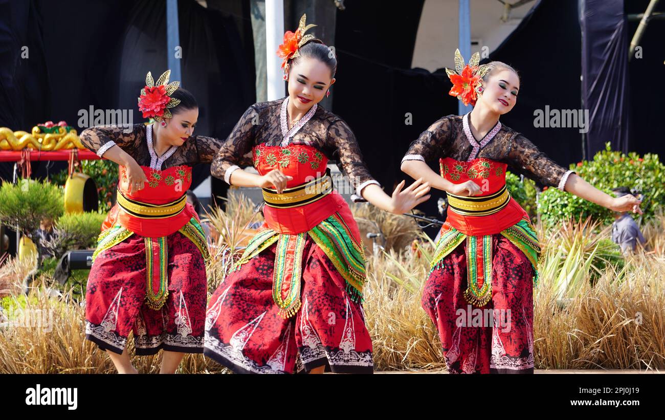 Tari sarinah hi-res stock photography and images - Alamy