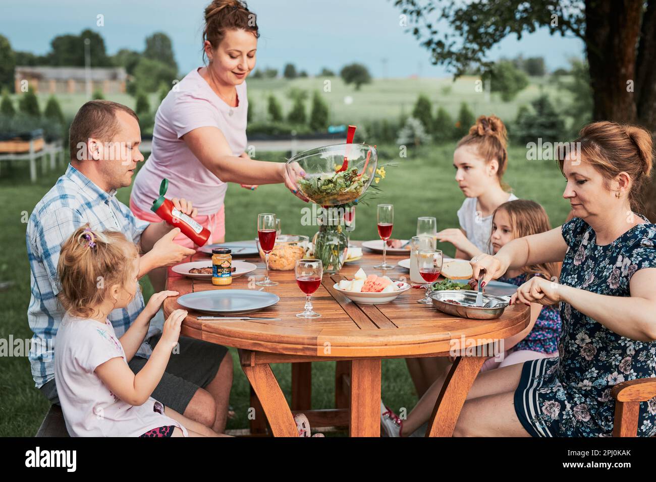 Family meal hi-res stock photography and images - Alamy