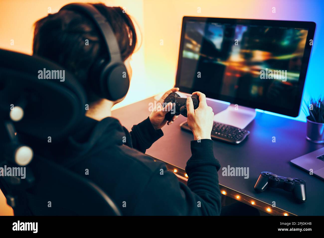 Man dark room screen light game hi-res stock photography and images - Alamy