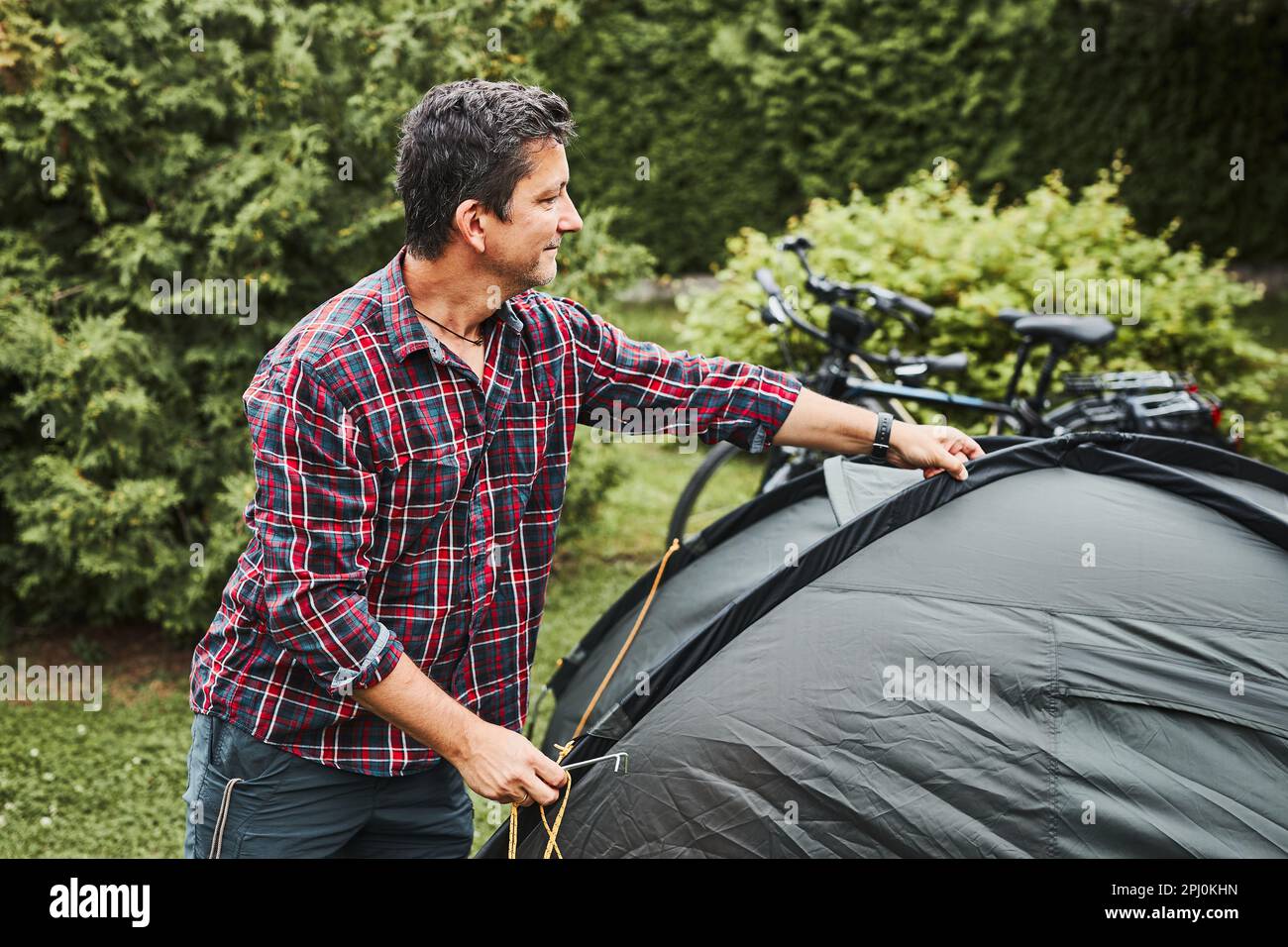 Putting a tent hi-res stock photography and images - Alamy