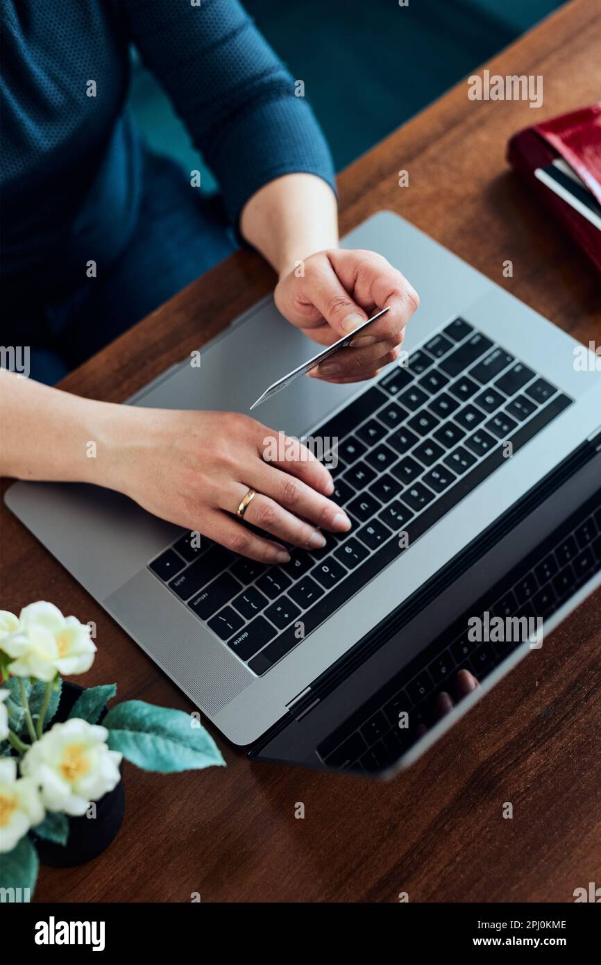 Female hands holding credit hi-res stock photography and images - Alamy