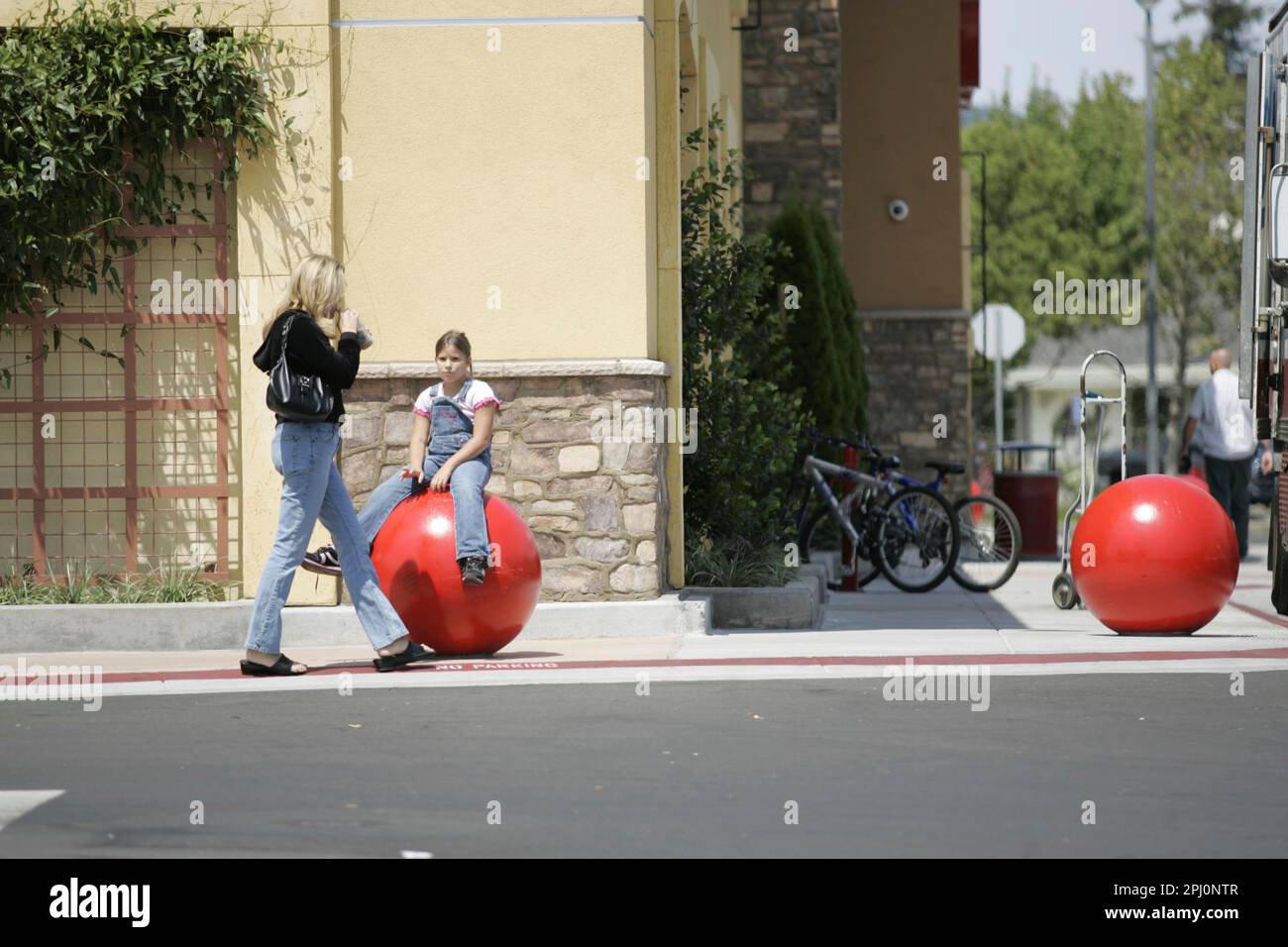 target14006 suzuki.jpg Georgia Moniz, 8 , of Hawaii, waits with her mom ...