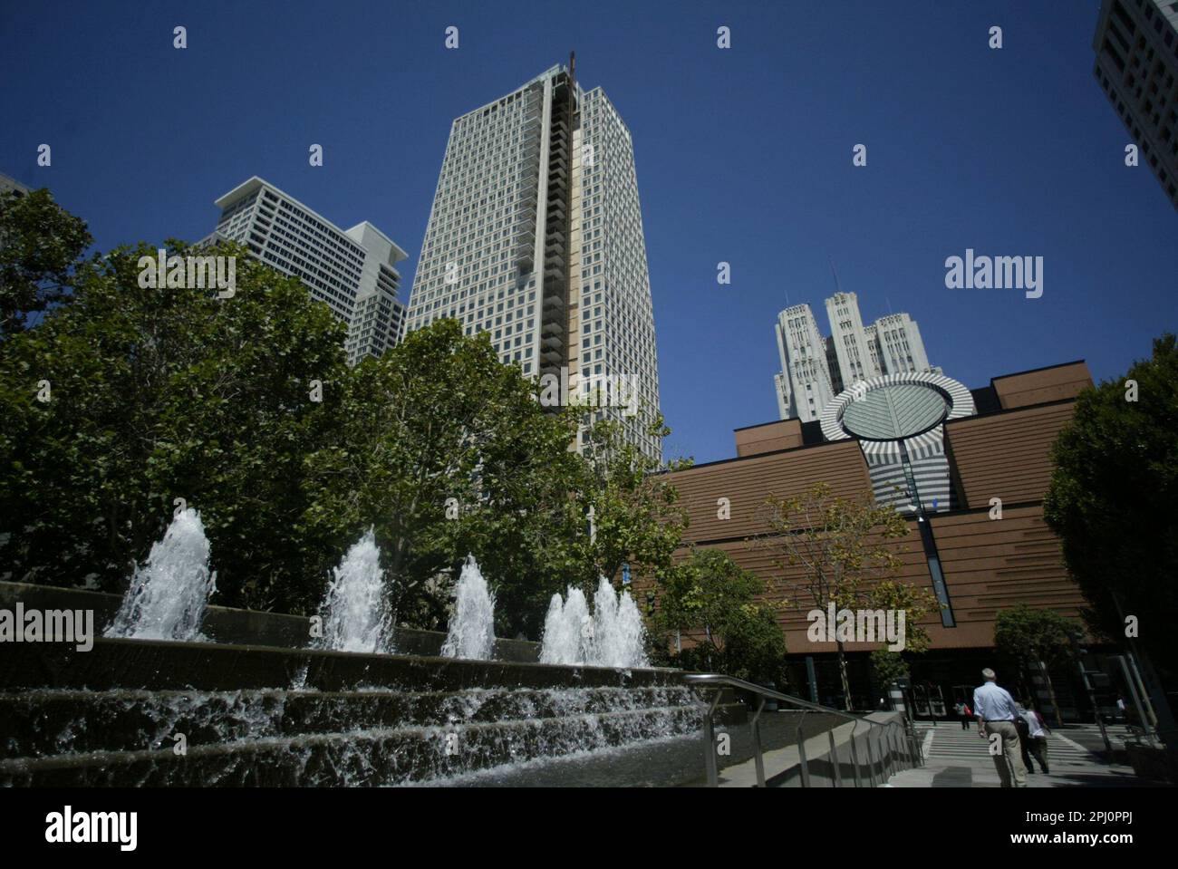 stregis154 ls.jpg Right: St. Regis tower, left: MOMA. We get the first ...