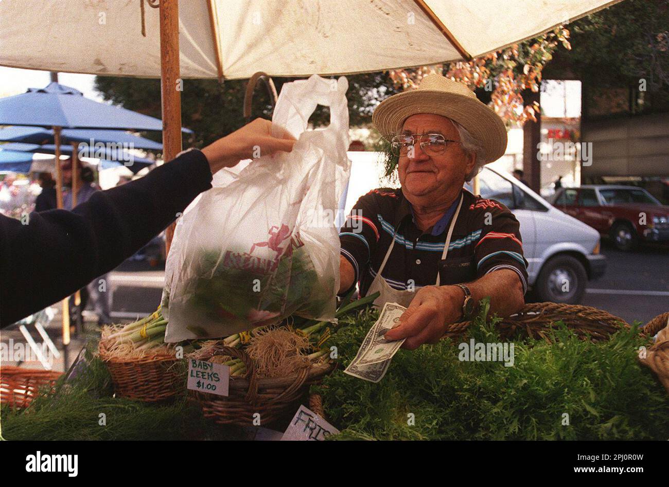 ZIFF 1/C/09NOV97/PF/LS ------ Eddie Ziff helps a customer with a ...