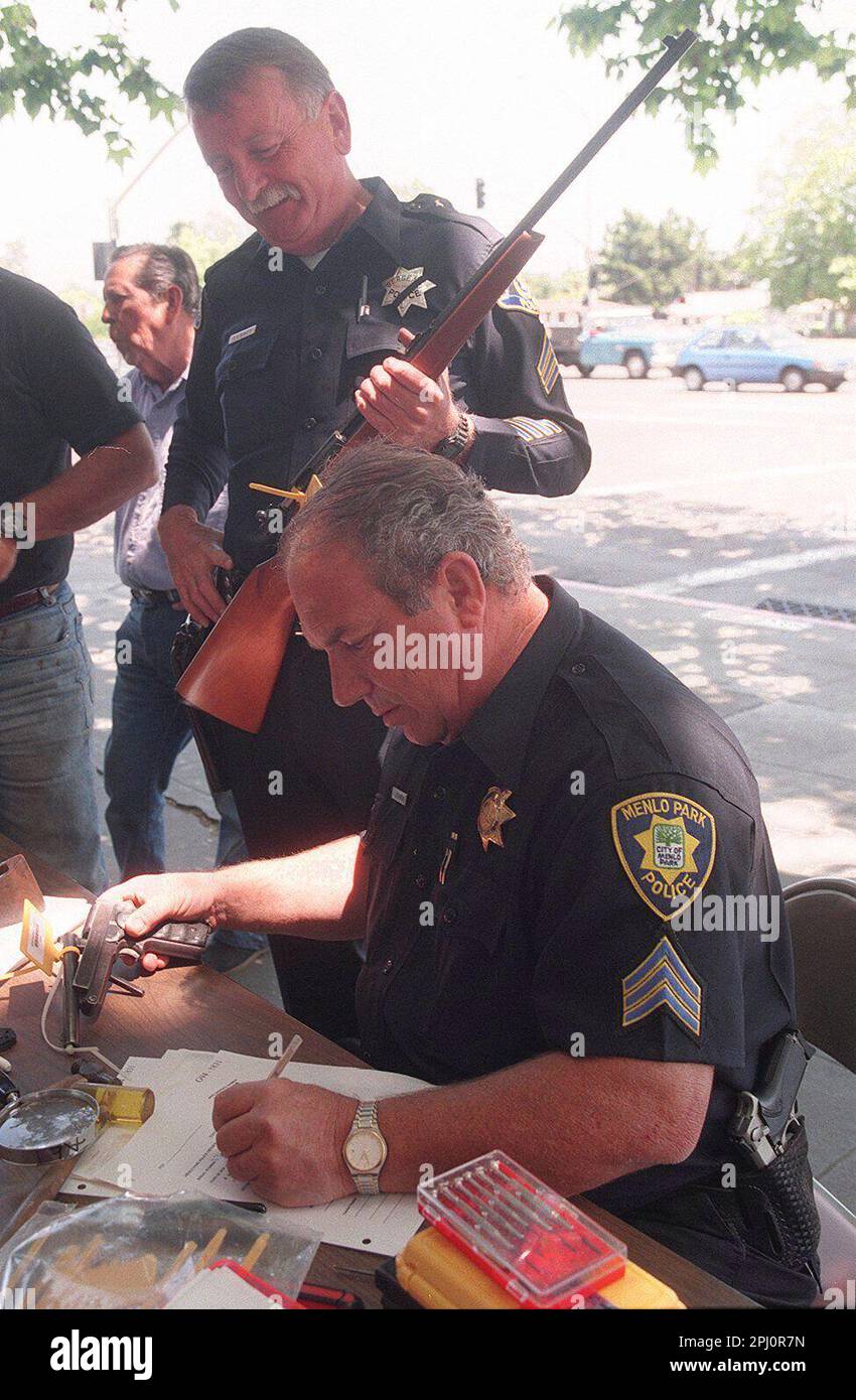 POLICE OFFICER AL GIOVANNONI TAGGED & ID'S A PISTOL WHILE OFFICER NICK ...