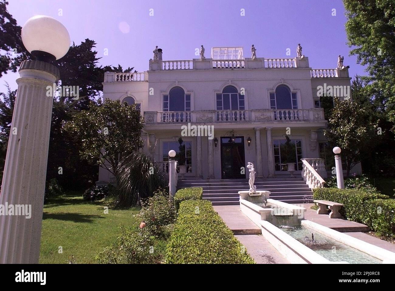 WBGLEN26B-C-11MAY00-SF-LS ----- Bob Pritkin's mansion is the "largest ...