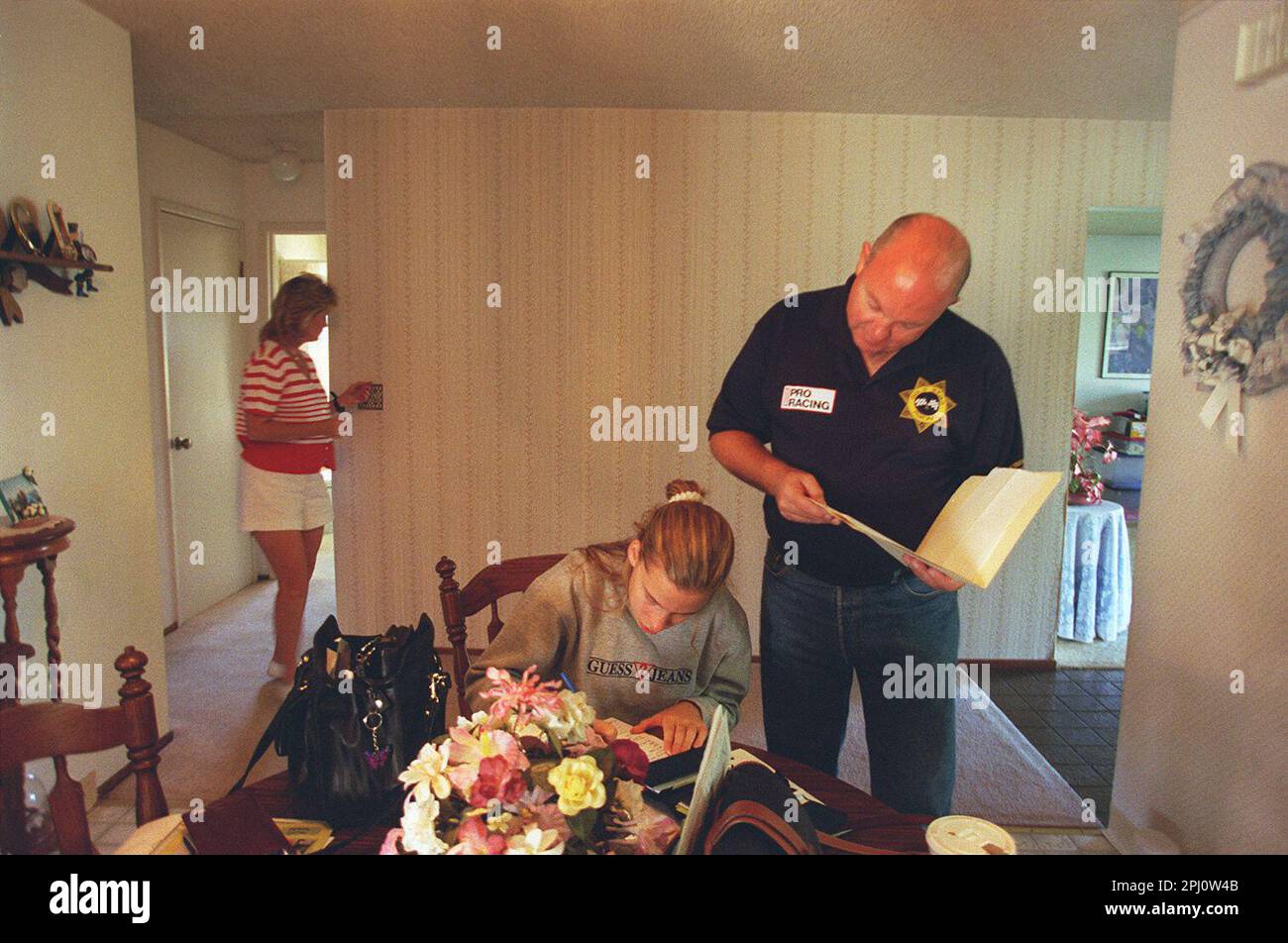 TARA 16/C/13OCT97/CD/LS ------- At Laura's home in Martinez, Dick Gordy ...