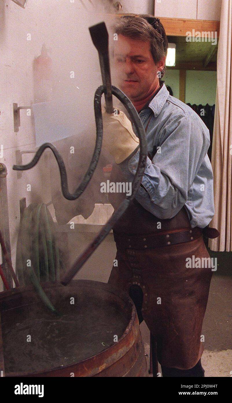 STEEL 1-19G/C/03MAR97/HM/LS JEFFERSON MACK COOLS OFF A PIECE OF STEEL ...