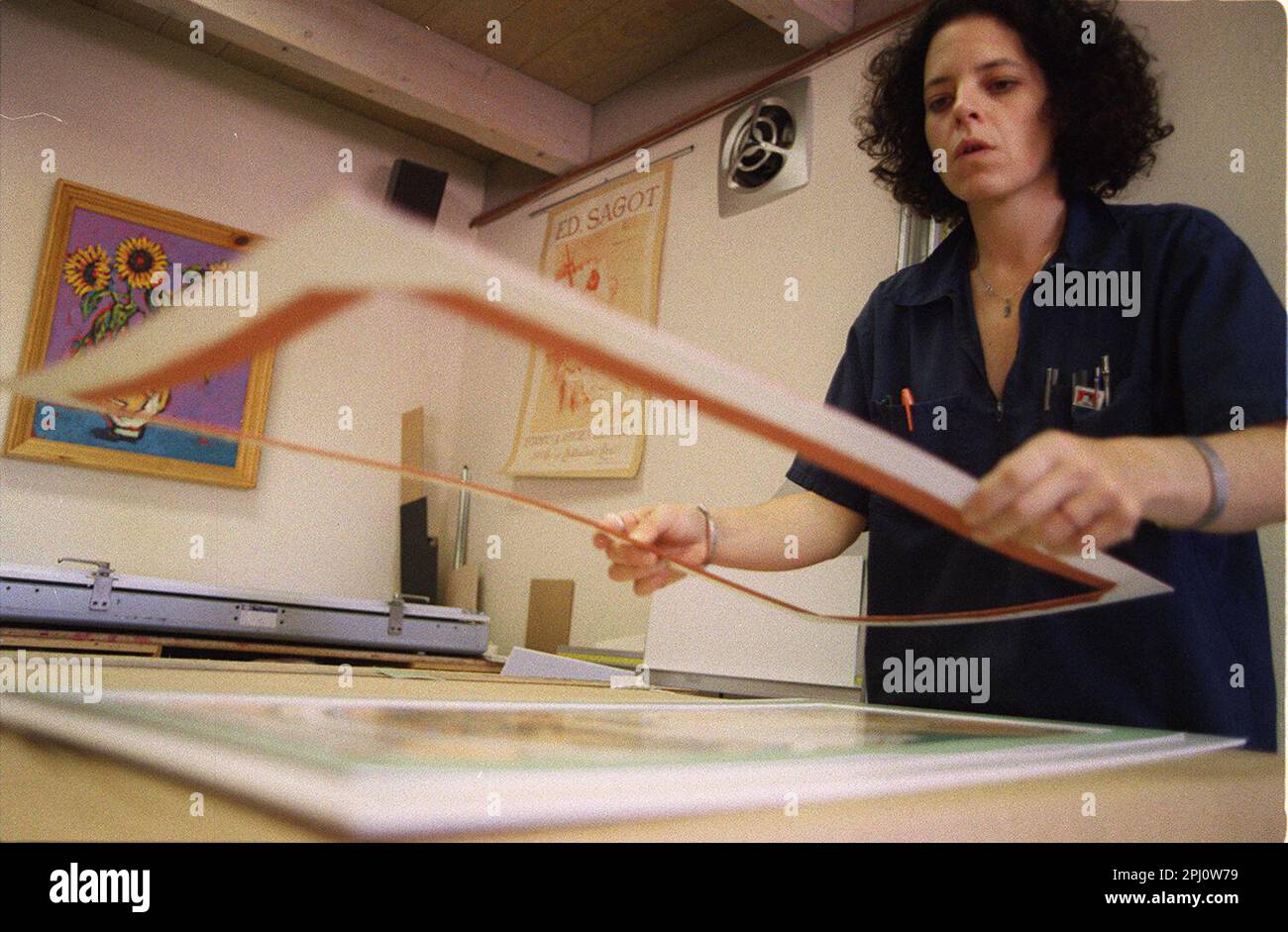 SURVIVAL07B-C-08OCT99-PK-LS ------ Stacy Ross frames where she works at ...