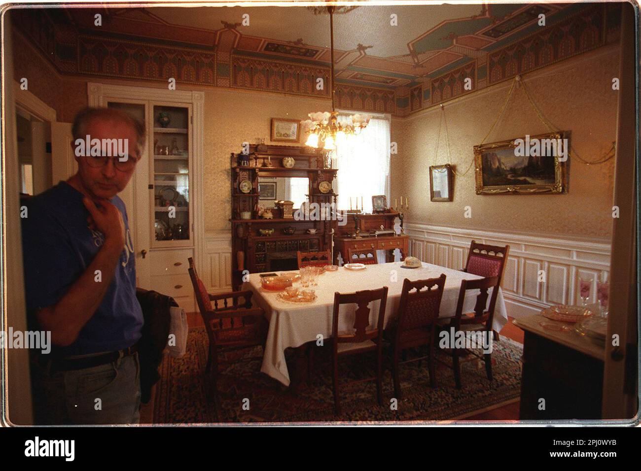 HOMEOWNERS 2/C/10AUG97/CD/LS --- Steve Haigh in the dining room of the ...