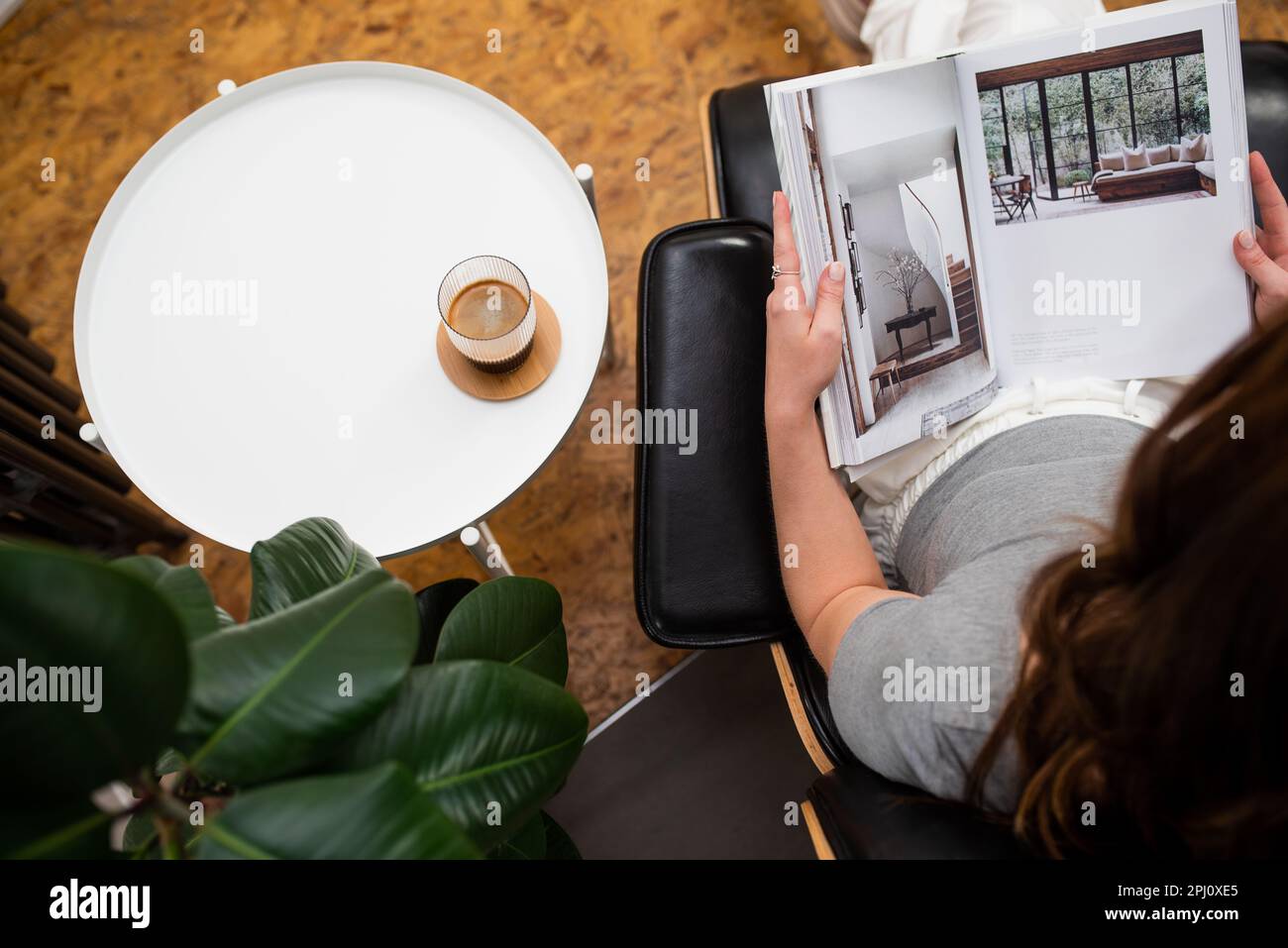 Luxury lifestyle magazine hi-res stock photography and images - Alamy