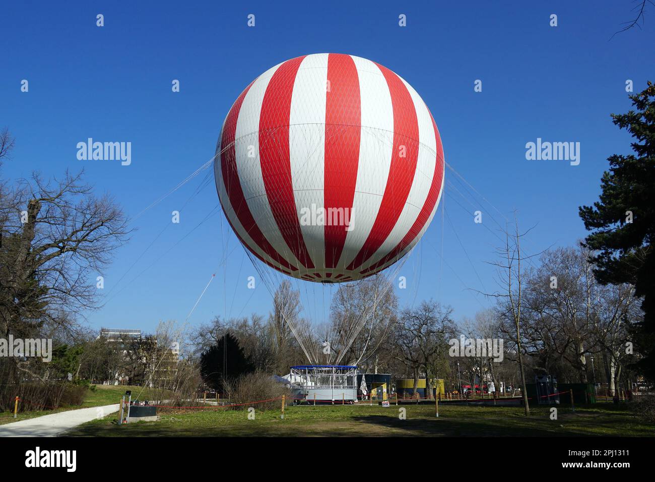 BalloonFly gas balloon, city park airship, City Park (Városliget ...