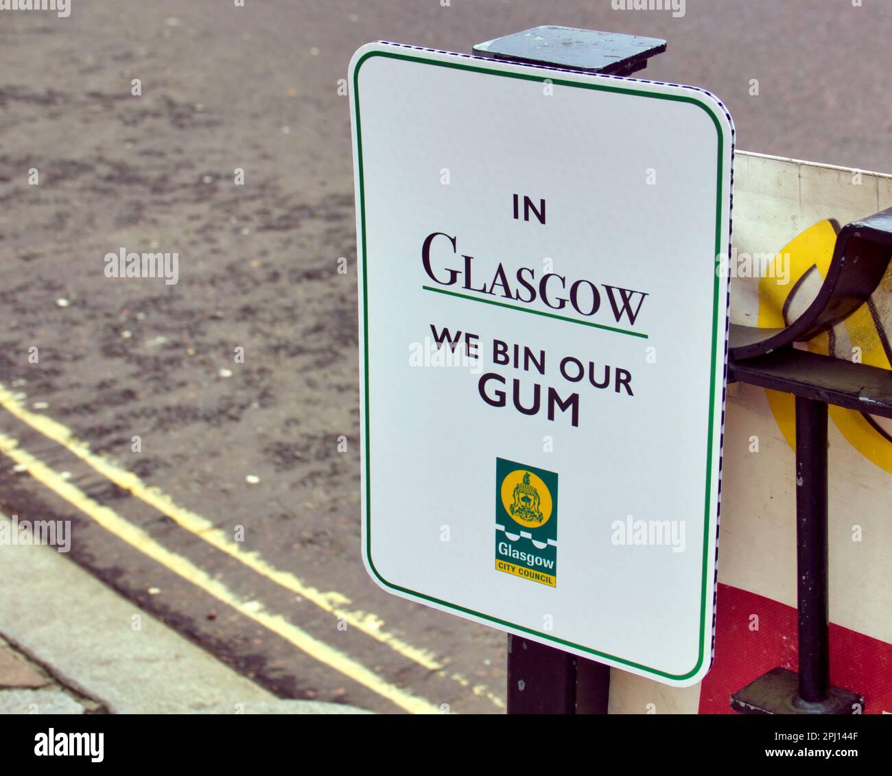 in glasgow we bin our gum sign Stock Photo - Alamy