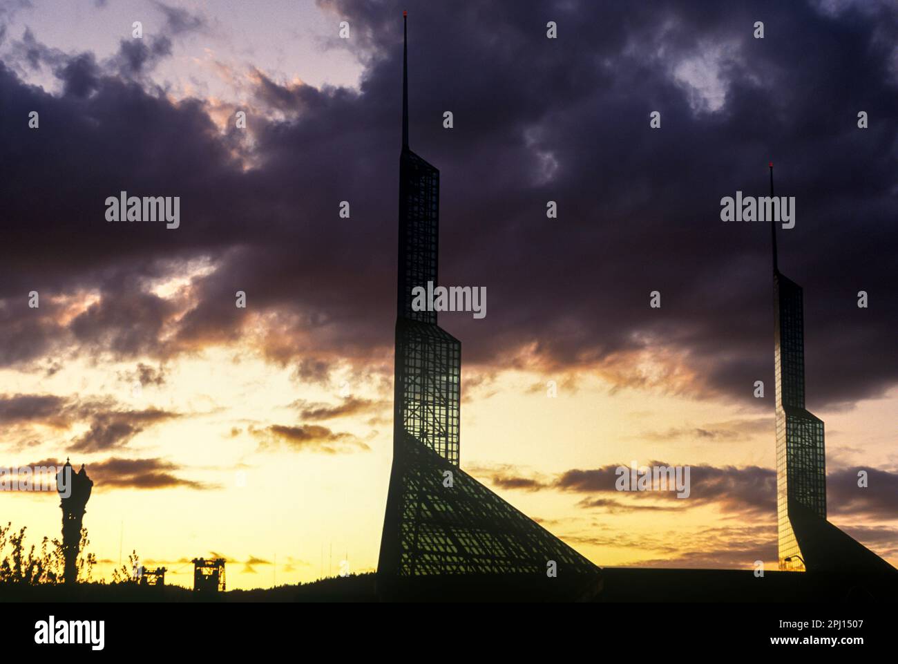 CONVENTION CENTER (©ZIMMER GUNSUL FRASCA 1989) DOWNTOWN PORTLAND OREGON ...