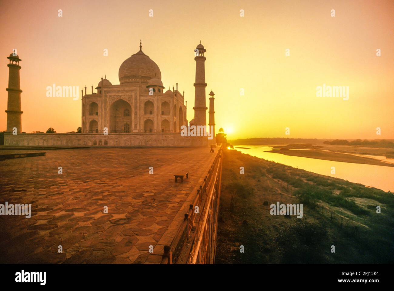 TAJ MAHAL RIVER TERRACE YAMUNA RIVERBANK AGRA UTTAR PRADESH INDIA Stock ...