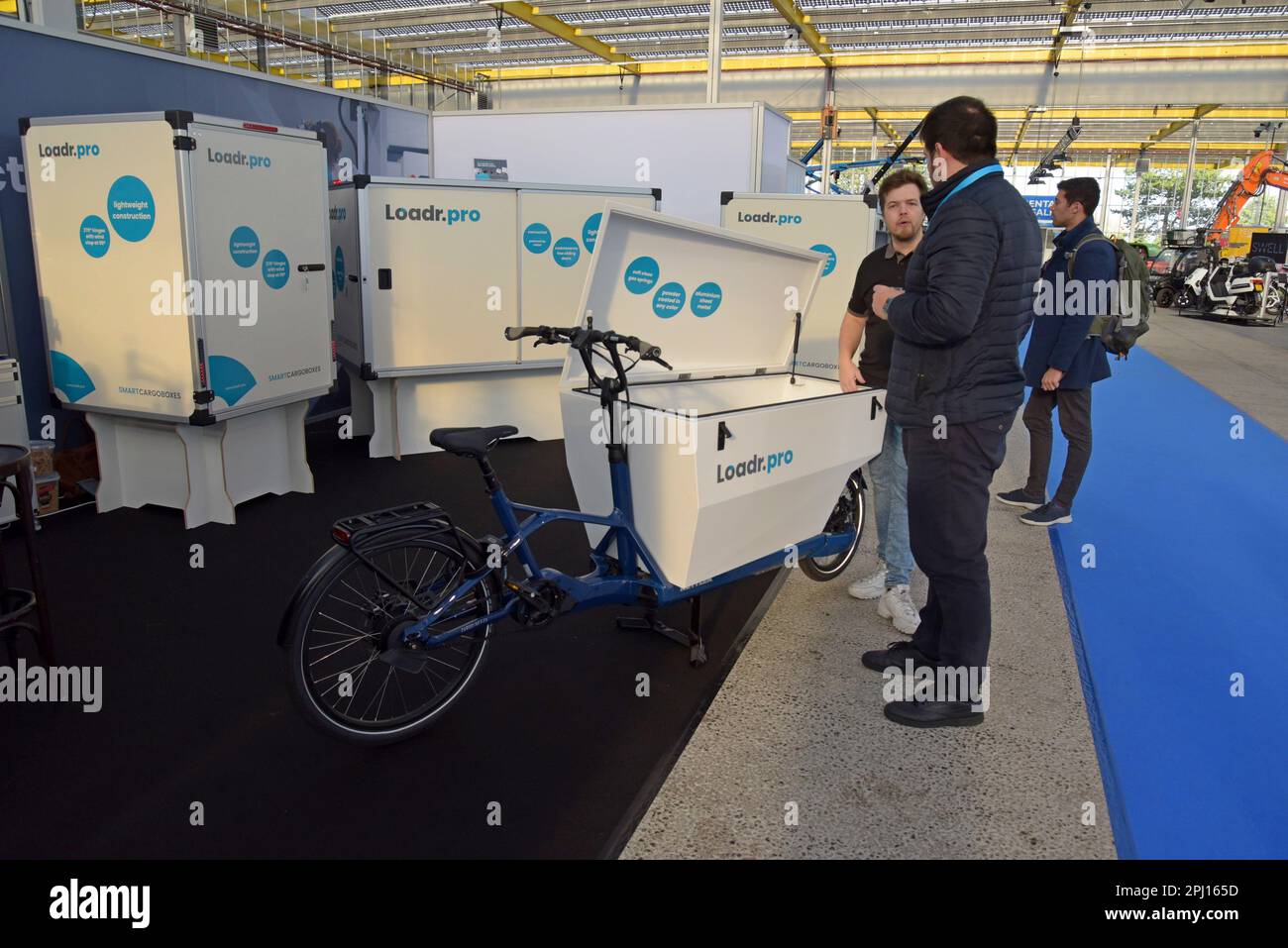 People looking at Loadr.pro cargo bike boxes for load carrying on ...