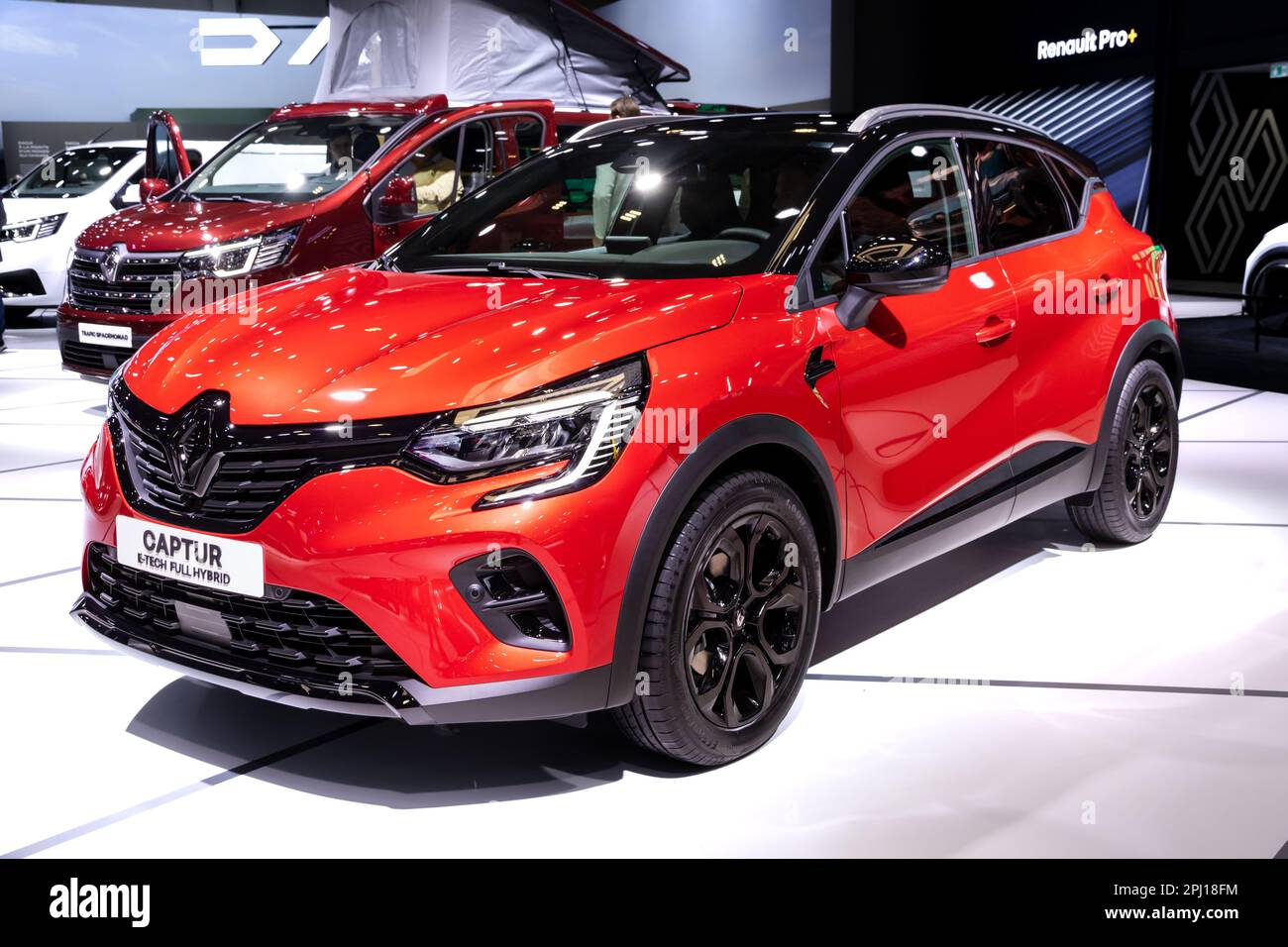 Renault Captur E-Tech full hybrid car showcased at the Brussels ...
