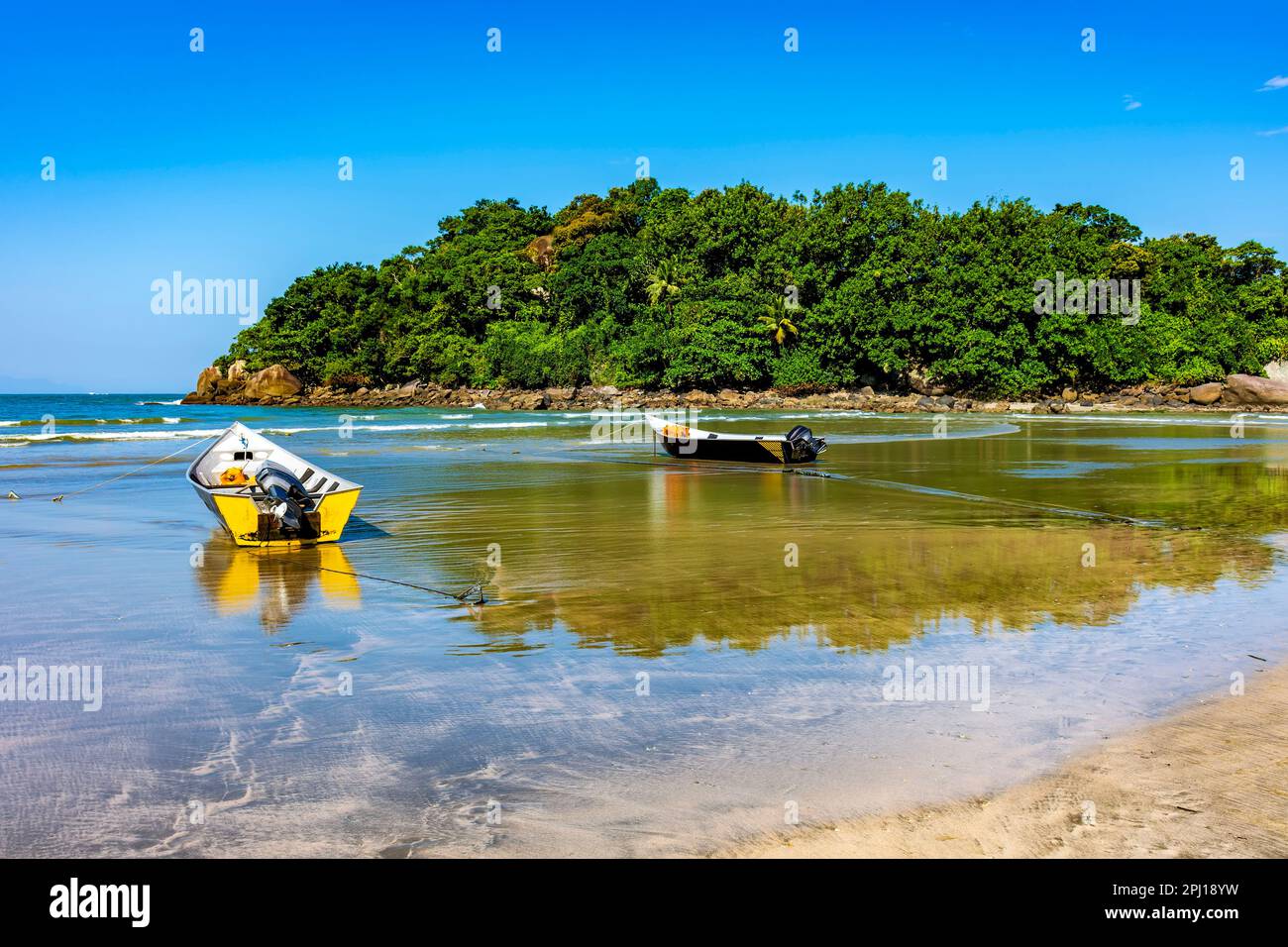 Stunning Withe beach in bertioga in state of Sao Paulo with rainforest ...