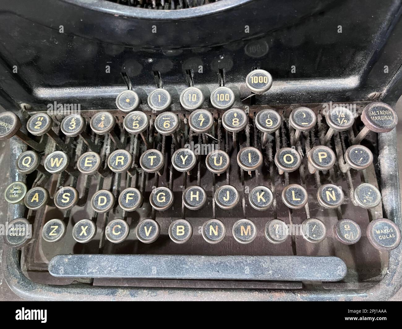 Old black mechanical typewriter hi-res stock photography and images - Alamy