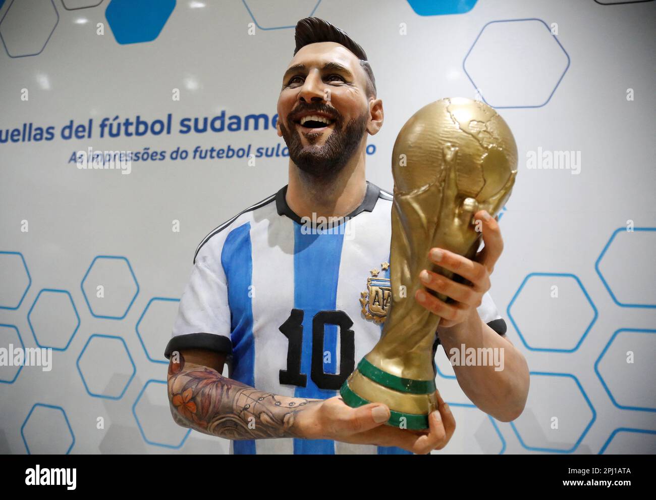 Messi statue hi-res stock photography and images - Alamy