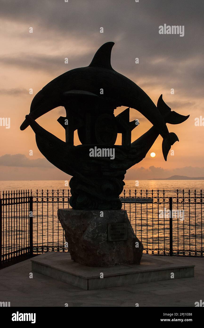 Zwei delphine historischen statue rethimno marina hi-res stock ...