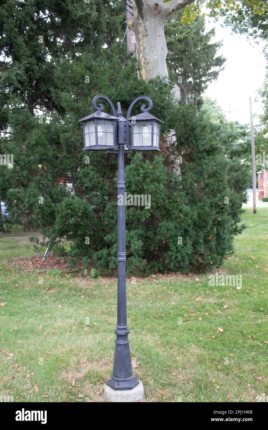 Black iron lamp post hi-res stock photography and images - Alamy