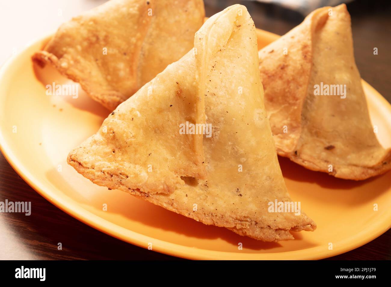Samosa plate hi-res stock photography and images - Alamy
